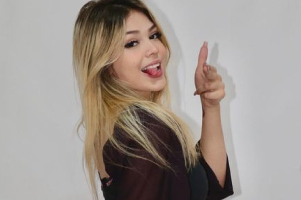 Melody festeja marca incrível nas redes sociais