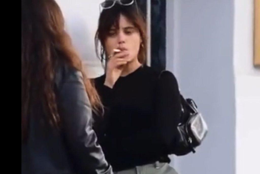 Wandinha aparece fumando em público e surpreende web