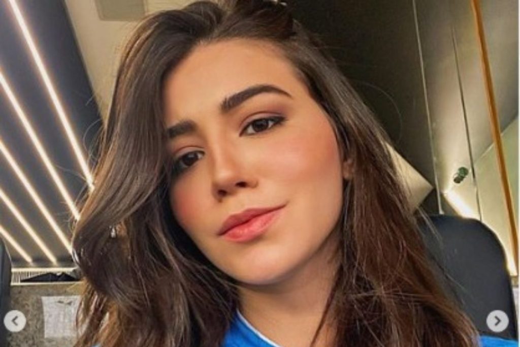 Juliane Carvalho, affair de Felipe Neto, comemora vitória