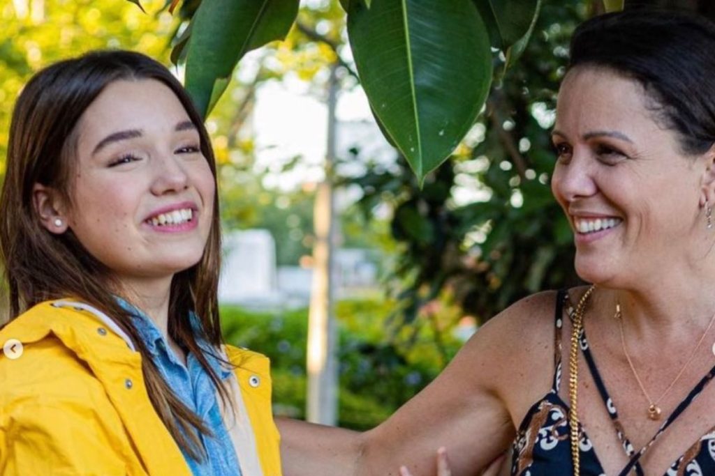 Giulia Benite revela idade da mãe na web! Mas, foi por uma boa causa ...