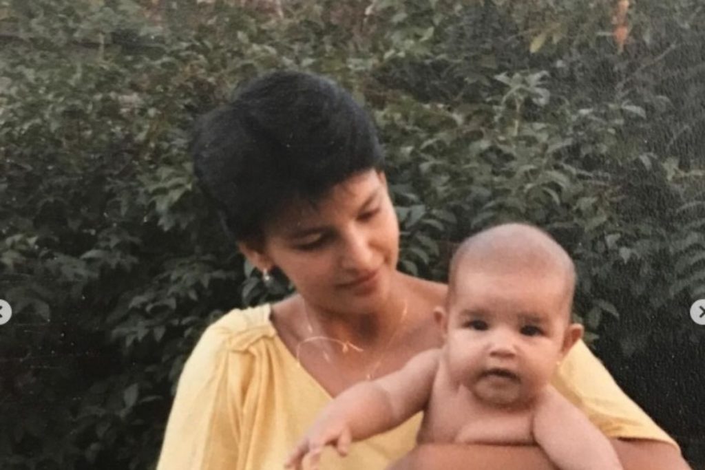 Mariana Rios presta homenagem à mãe Adriana; semelhança